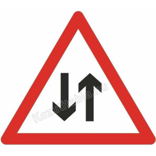 Szembejövő forgalom tábla a biztonság növeléséhez